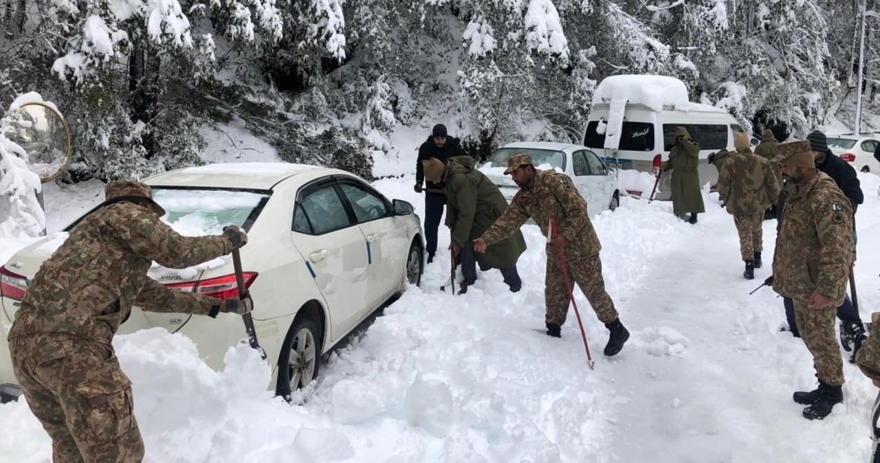 Cold kills 21 in heavy snow at Pakistan resort - Pressmediaofindia