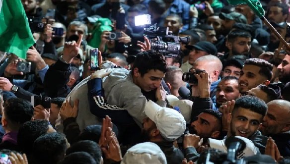Crowds greet freed Palestinian, Israeli & foreign detainees ...