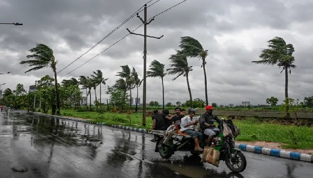 Cyclone Remal slams into India & Bangladesh - Pressmediaofindia